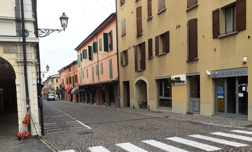 Via Cavour: riaperto il marciapiede ripavimentato, più bello e più ...